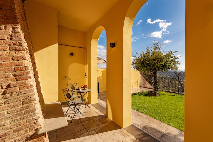 16th-century Tuscan Apartment With Vaults & Views - San Miniato