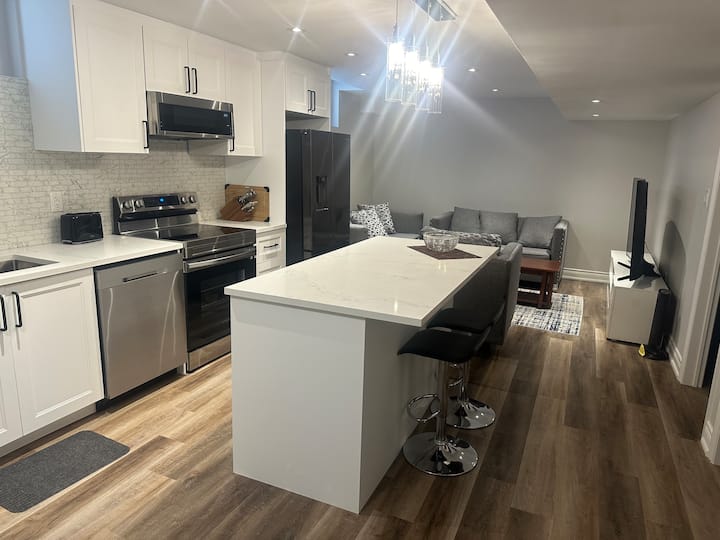 This Fully Furnished 2-bedroom Basement Apartment - Hamilton, Canadá