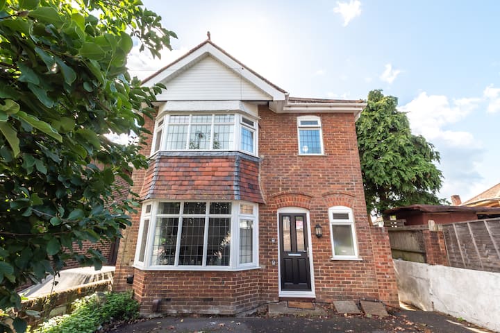 3-bedroom House With Parking Next To The Hospital - Southampton, UK
