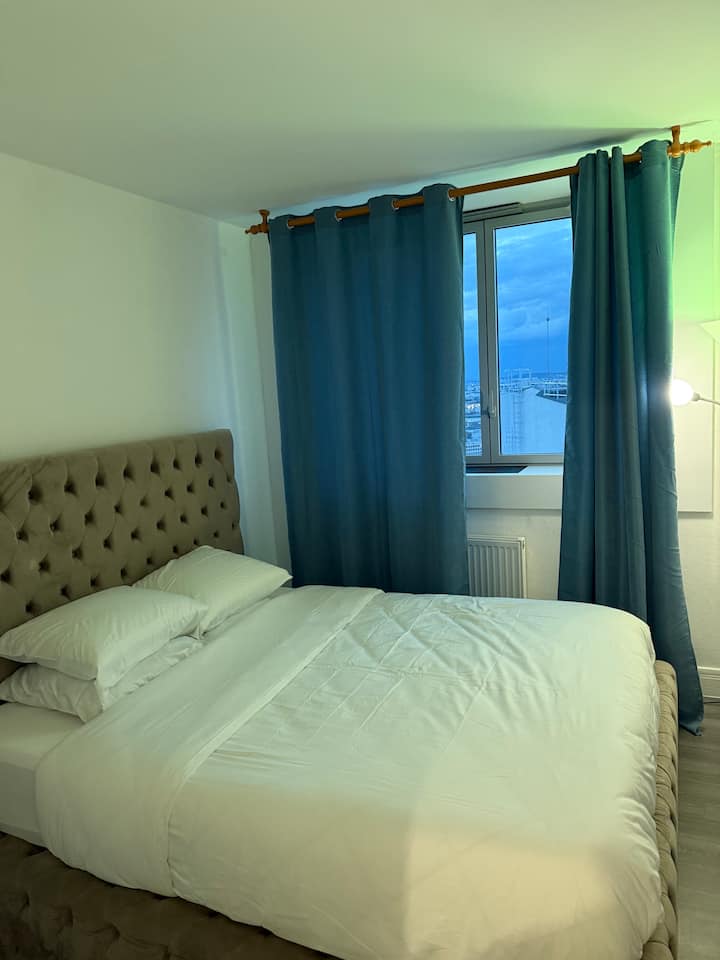 Gare Du Nord Train Station Just 8 Minutes Drive - Paris