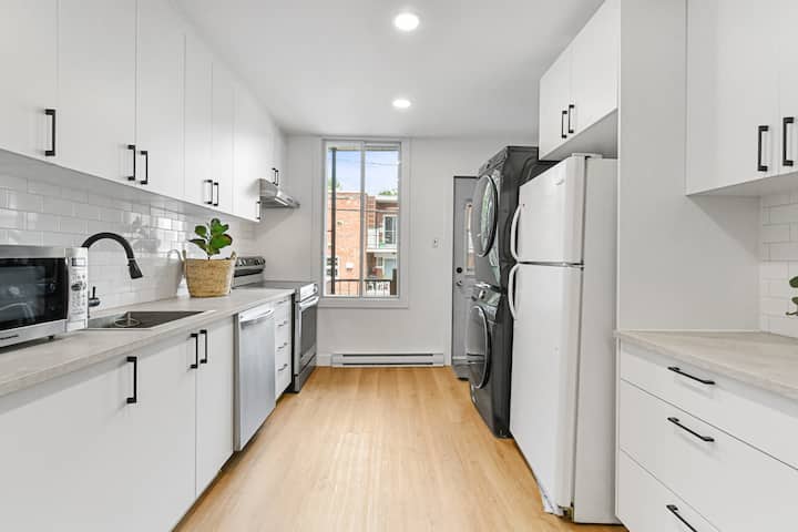 Spacious, Lit, Quiet And Renovated 3 Bdr + Parking - Laval, Canada