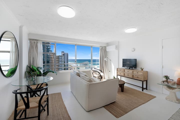 Oceanview Studio Beachfront With Parking - Gold Coast