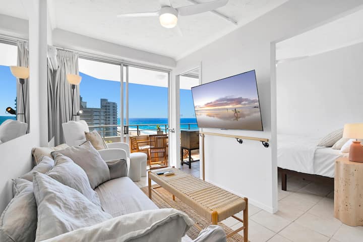 Oceanview Studio Beachfront, Balcony & Parking - Gold Coast