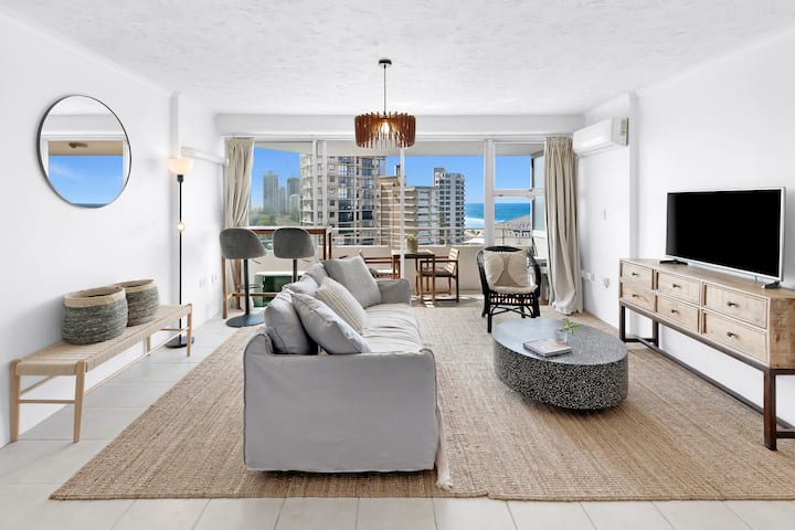 Oceanview Studio Beachfront, Balcony & Parking - Surfers Paradise