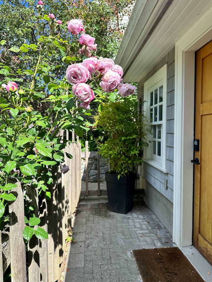 Uni Dorm In The Garden - Saanich