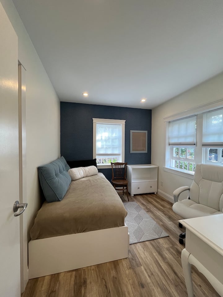 Uni Dorm In The Garden - Victoria, Canada