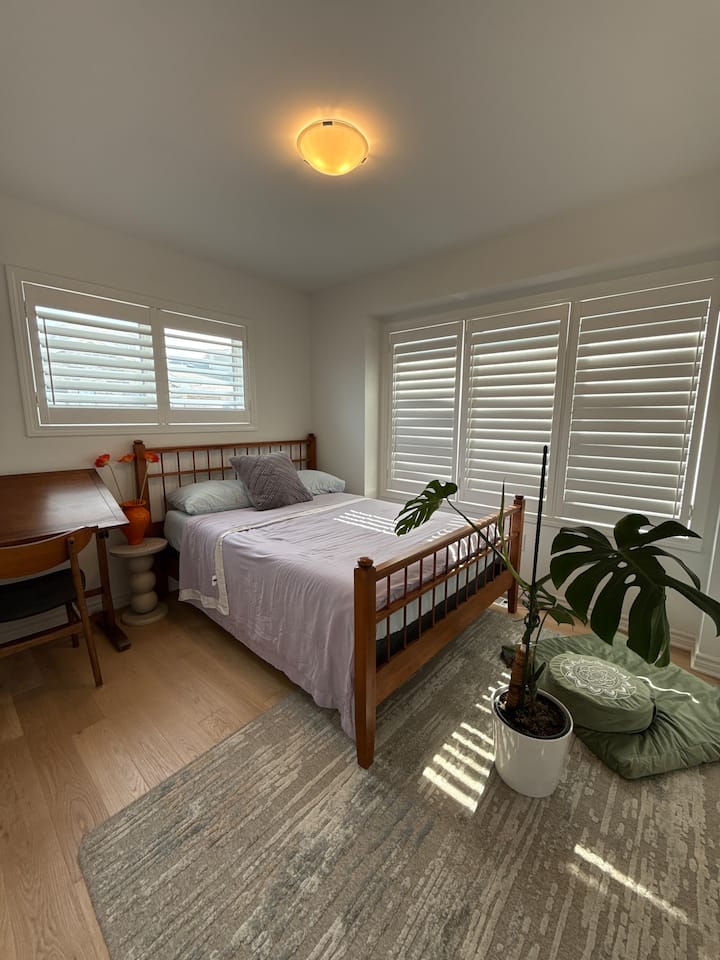 Warm Family Home Filled With Love And Comfort. - Burlington