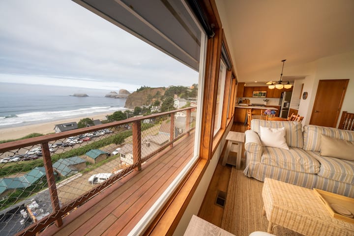 Cliffside Retreat With Sweeping Ocean Views - Oceanside, OR