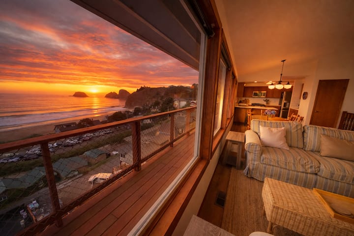 Oceanfront Cliff House • Huge Views • Sleeps 10 - Oceanside, OR