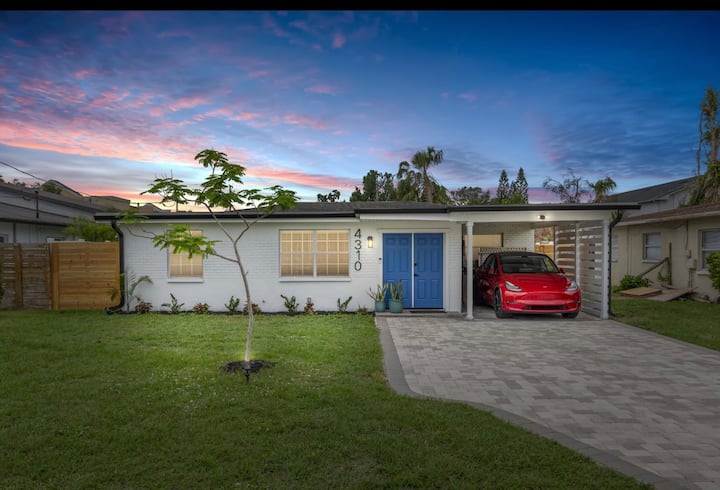 Family-friendly Tampa Retreat W/ Back & Playset - Tampa, FL