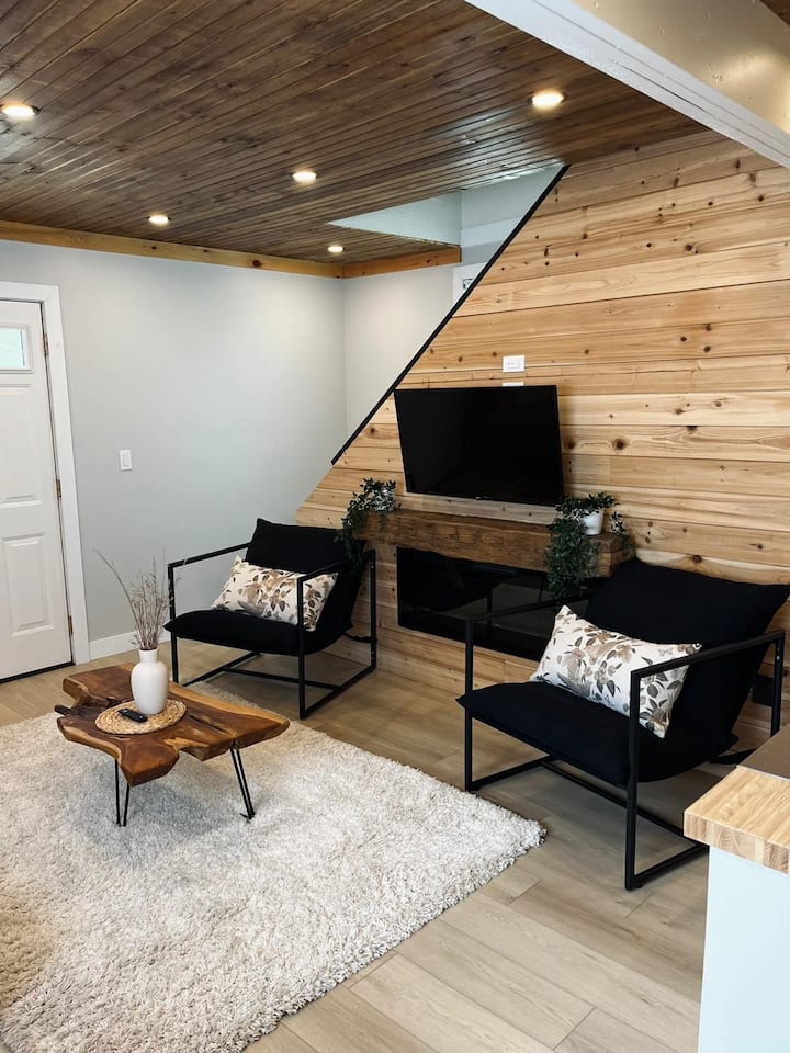 Private, Detached Apartment, Beside Main House - Delhi, ON, Canada