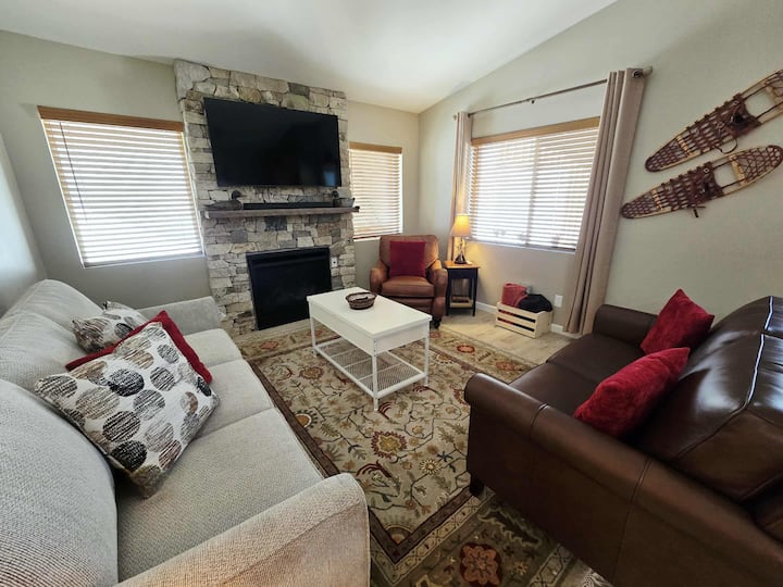 Walk To Town! * Upscale Modern Top-floor Getaway - Leavenworth, WA
