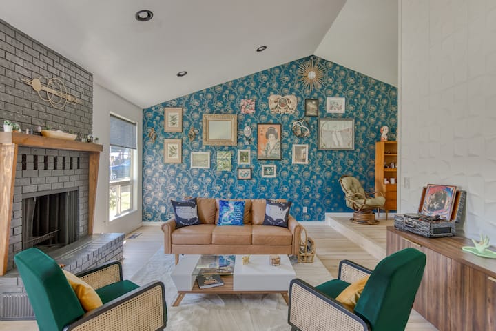 Stylish, Pet-friendly Home In West Linn - Oregon City, OR