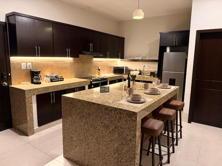 New & Spacious Condo, Stadium Loc / Free Parking - Mexico