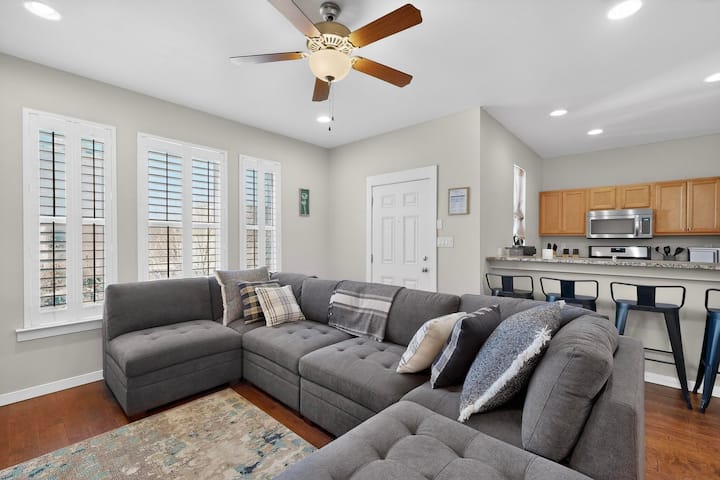 Quiet Old Town Home | 2 Car Garage | Workspace - Albuquerque, NM