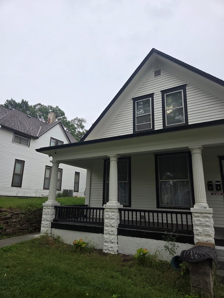 Cozy Casa Blanca - Omaha, NE