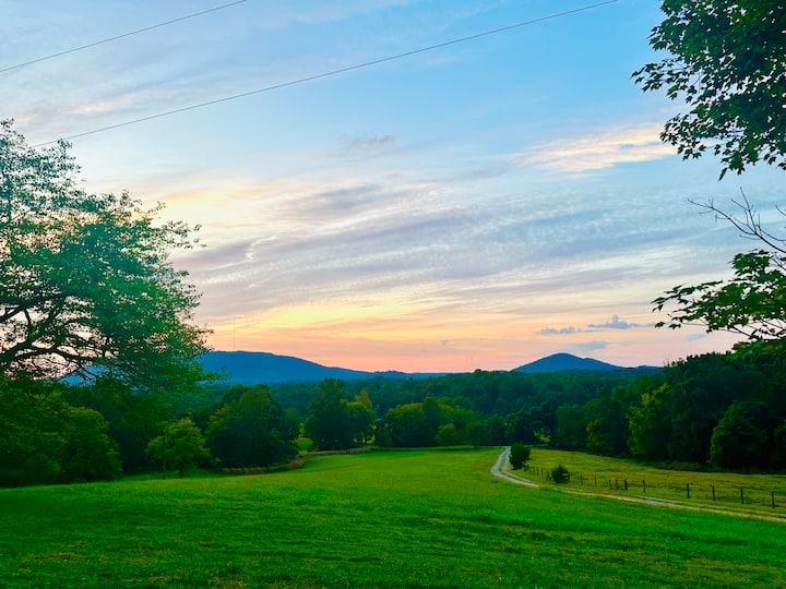 Shenandoah Lavender Skies Farmhouse Retreat - Blue Ridge, VA
