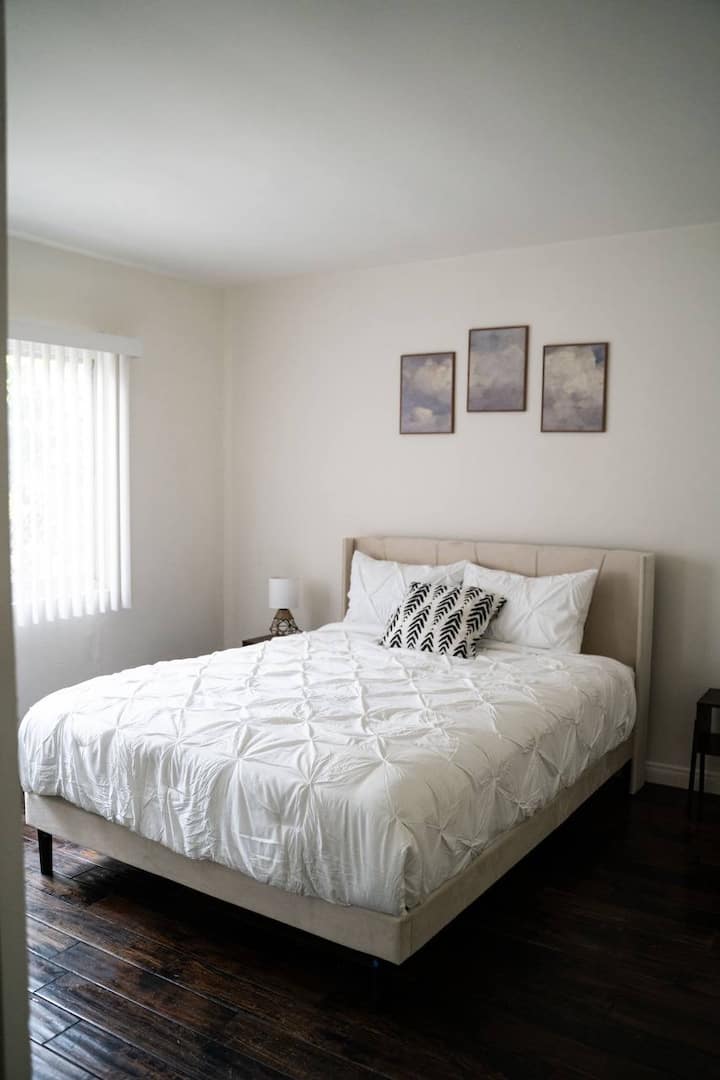 Beautiful West Hollywood Los Angeles Apartment - West Hollywood, CA