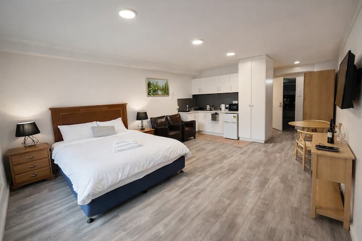 Private Studio Free Parking – Walk To Shops & Café - Box Hill