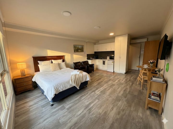 Private Studio Free Parking – Walk To Shops & Café - Box Hill