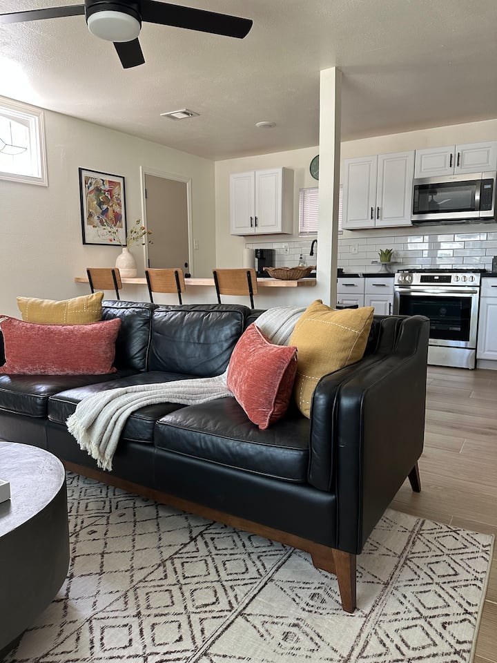 Stylish Getaway In Westchester Near Downtown - Bakersfield, CA