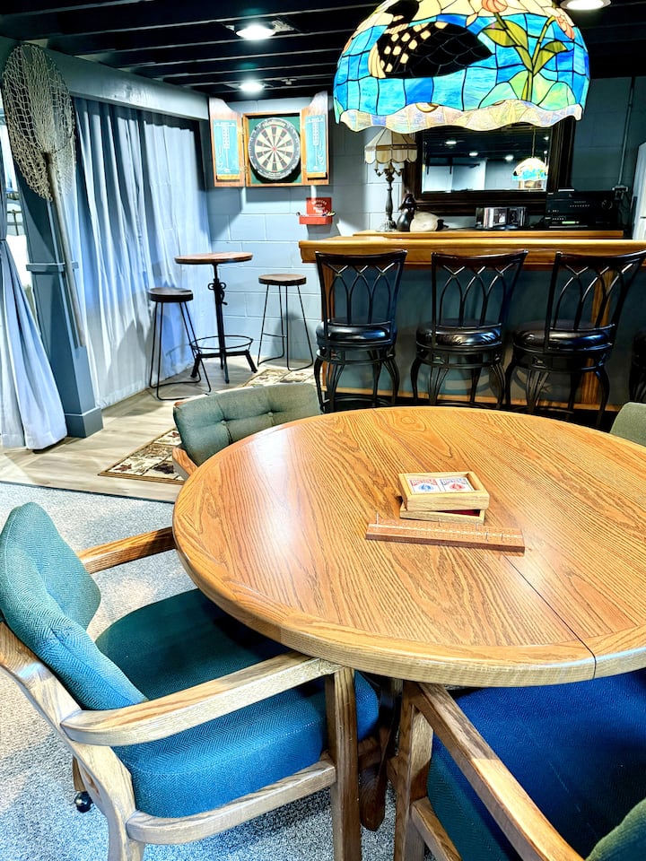 Game Table + Vintage Bar + Steps To Curling Center - 舊金山