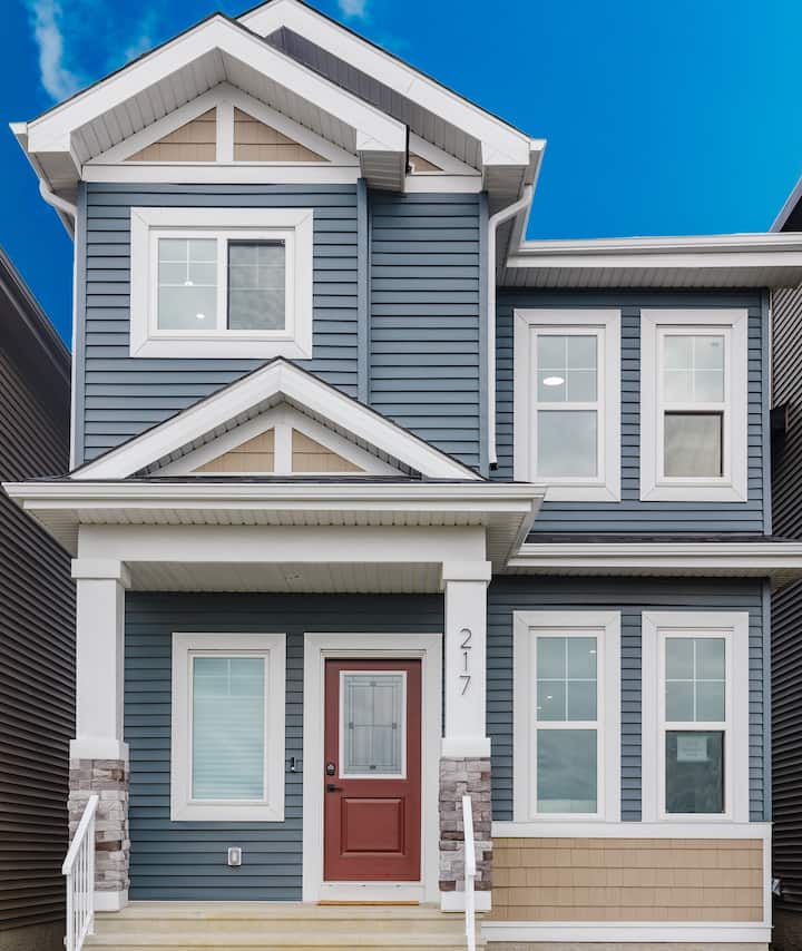 Brown Family Vacation Home - 4 Bedrooms- 3 Baths - Leduc