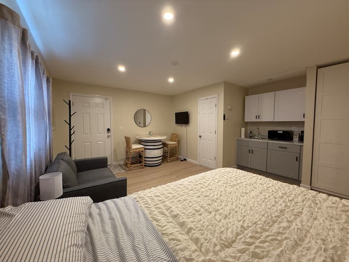 Charming Studio Close To Everything! - Deer Park, NY