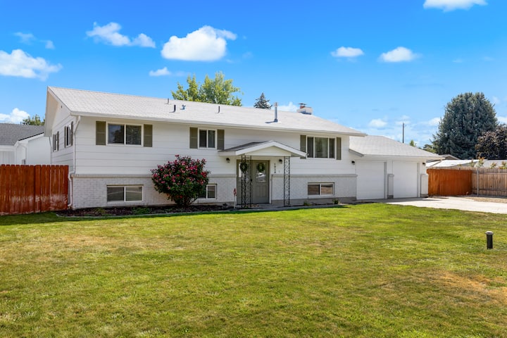 Spacious 4-bedroom Family Home With Private Yard - Boise, ID