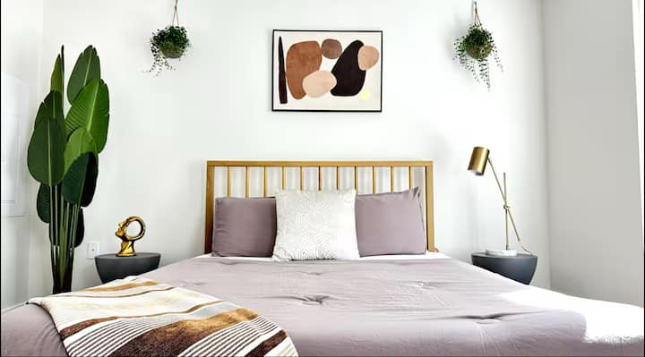 Modern Hollywood Studio | Pool, Hot Tub & Gym - Valley Village - Los Angeles