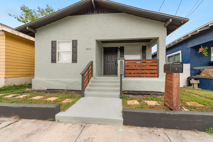 Cozy Tampa Getaway Mins From Downtown & Beaches - Tampa, FL