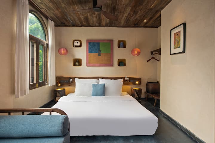 8. Charming Condo With Bathtub & Netflix, Hanoi - China