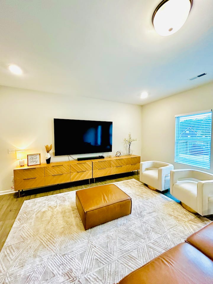 Contemporary 4br Home With Cozy Outdoor Patio - Winston-Salem, NC