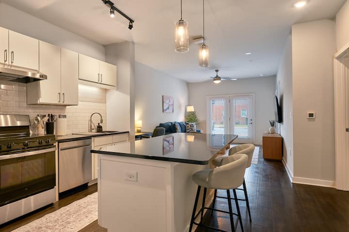 Worker's Sanctuary | Pool | Gym | Steps From Dt - Clayton