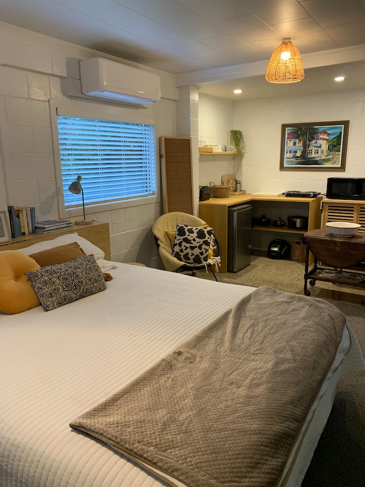 Fresh & Bright Studio In Handy Tauranga Spot. - Tauranga