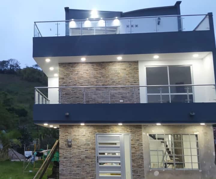 Casa Finca De 3 Pisos. Vía Villa Laura - Cisneros