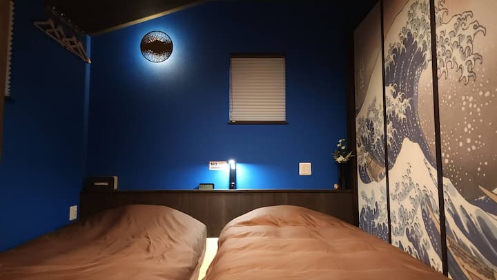 青富士・赤富士の寝室＆信楽焼の風呂｜金沢観光に便利な和風モダン一棟貸し（4名）｜家族や友人と金沢旅 - Kanazawa