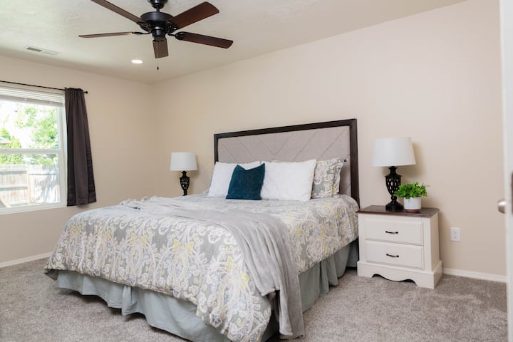 King Bed-farmhouse-familyfriendly-kids Playgrounds - Caldwell, ID