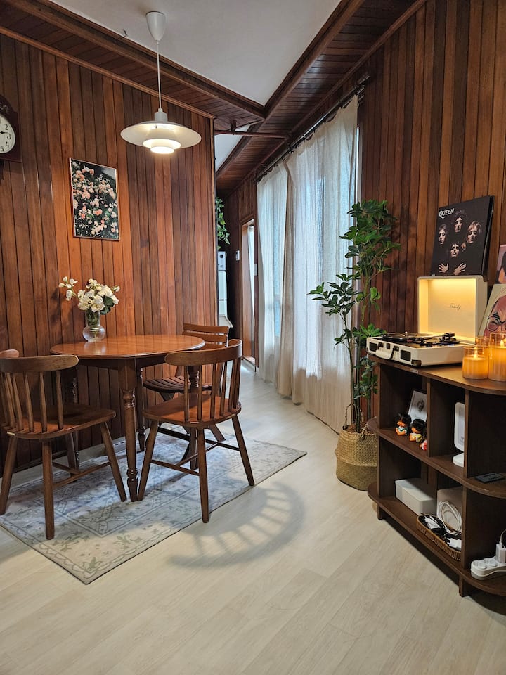 그린우드/행궁동 아늑한숙소/행리단길5분/방화수류정2분/편의점2분/12시퇴실/짐보관/주차 - Suwon-si