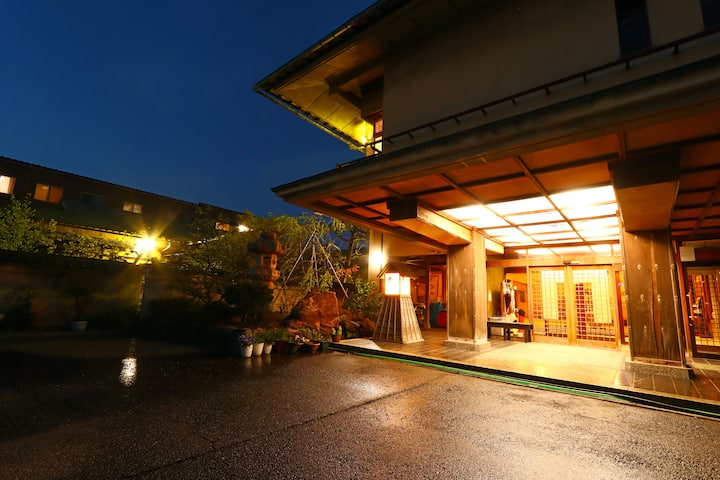 伝統的な金沢の旅館にあるモダンな洋室 - Kanazawa