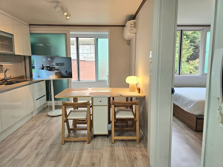 서울역#6인#명동#홍대#경복궁#북촌한옥마을#남대문시장#편의점1분#남산타워#미스터멘션 - Seoul