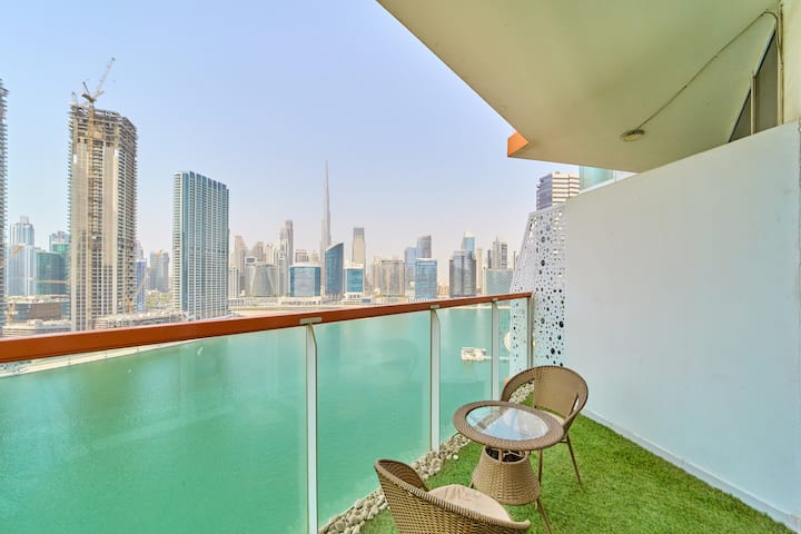Modern Studio W/ Iconic Burj Khalifa & Canal Views - Dubai