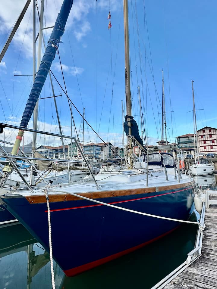 Nuit Insolite Sur Un Voilier. - Hendaya