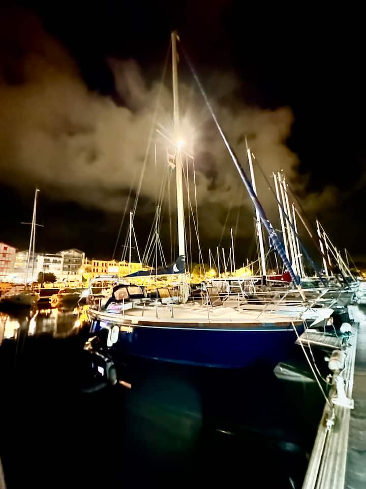 Nuit Insolite Sur Un Voilier. - Irún