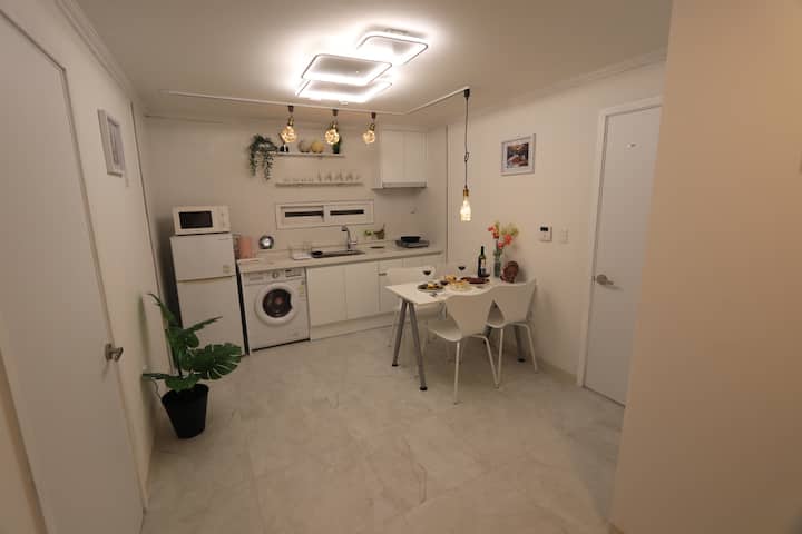 Soo House
#주차가능
#편안함Ok  청결함Ok
#홍대입구역 도보9분 - Seoul