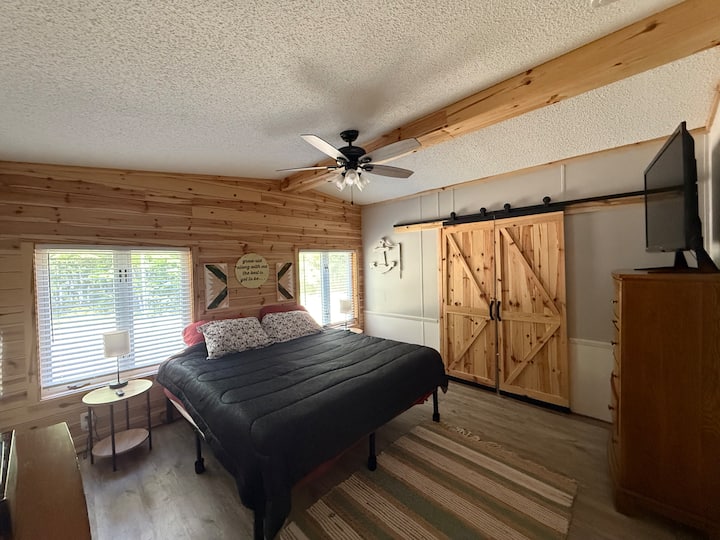 Squatch Sightings | Spacious 3 Bed 2 Bath Cottage - Houghton Lake, MI