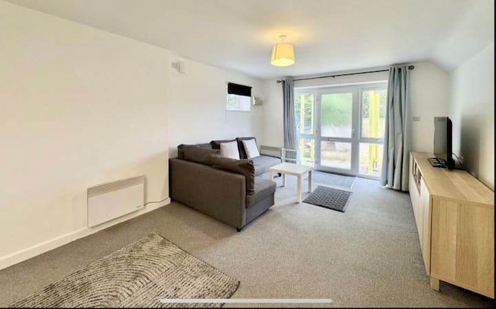 Charming Studio Private Entrance, Patio & Parking - Bournemouth
