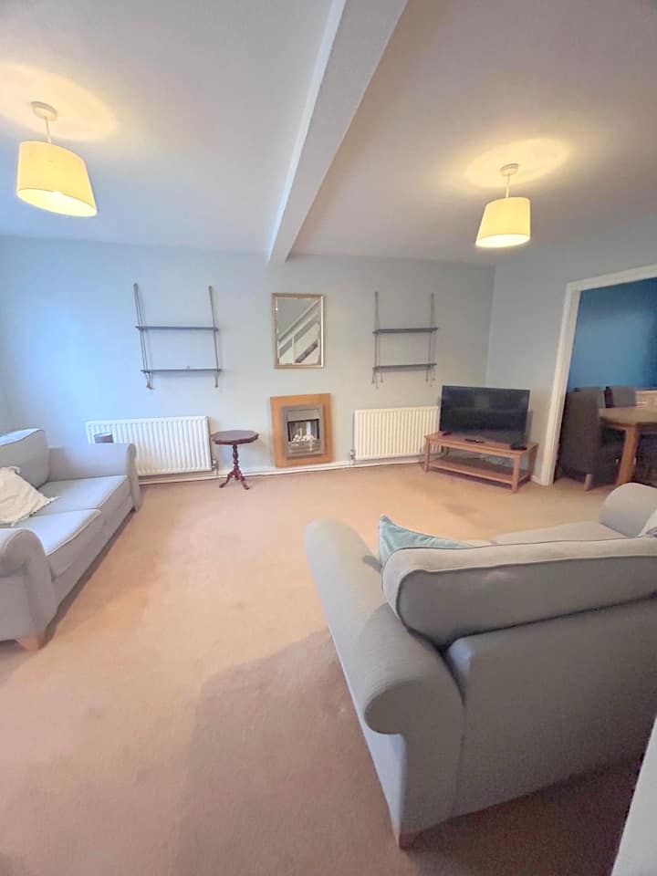 Spacious 3-bedroom Home In Redhill, Surrey - Redhill