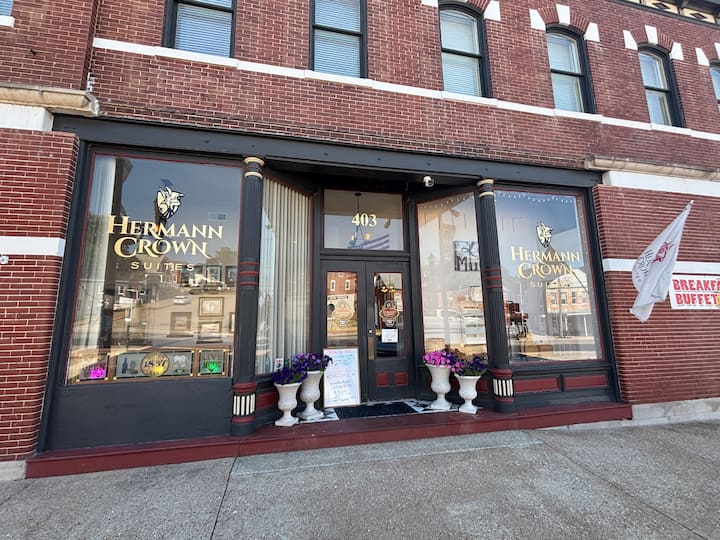 Crown’s Railway Suite, Downtown Bar Food Music - Hermann, MO