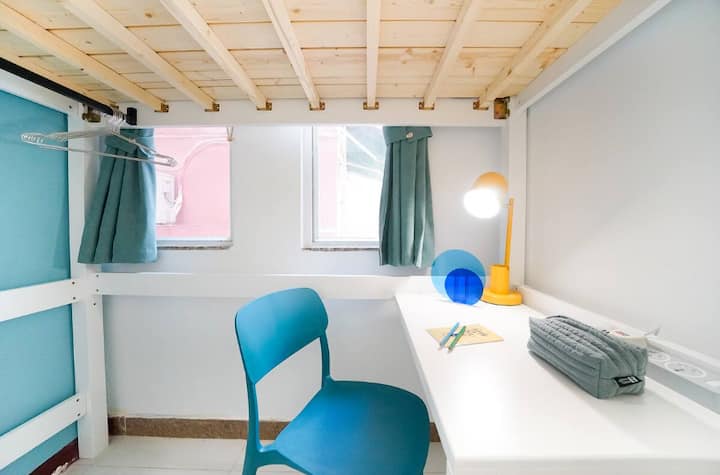 Cozy & Bright Window Bunk @Cwb, Lockhart Road 157 - Hong Kong